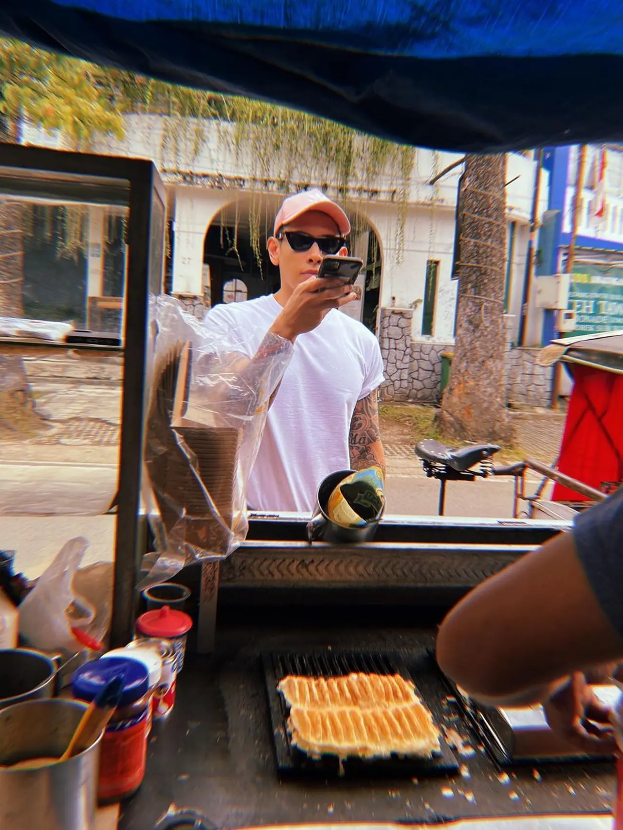 Nostalgia, Ganindra Bimo dan Andrea Dian Nikmati Jajan Pasar di Bandung