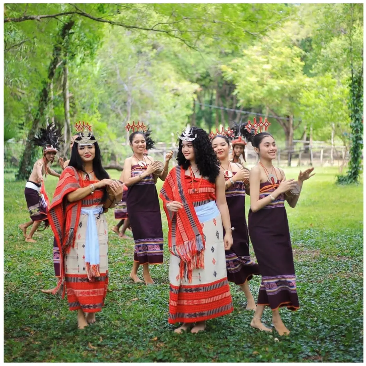 6 Gaya Menawan Krisdayanti Pakai Baju Adat Timor Leste yang Curi ...