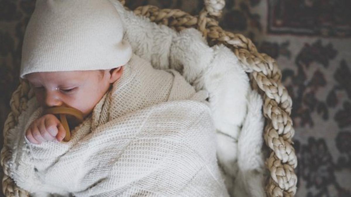 Membedong Bayi, Ini Bahayanya yang Perlu Mom Ketahui