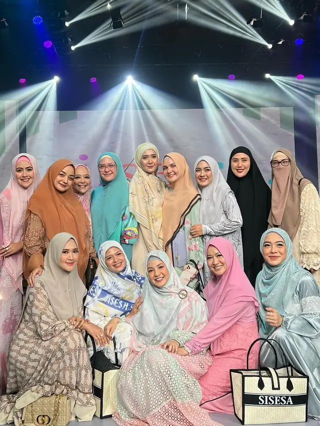 Potret Okie Agustina Pamer Senyum Sumringah Usai Melajang, Kumpul ...