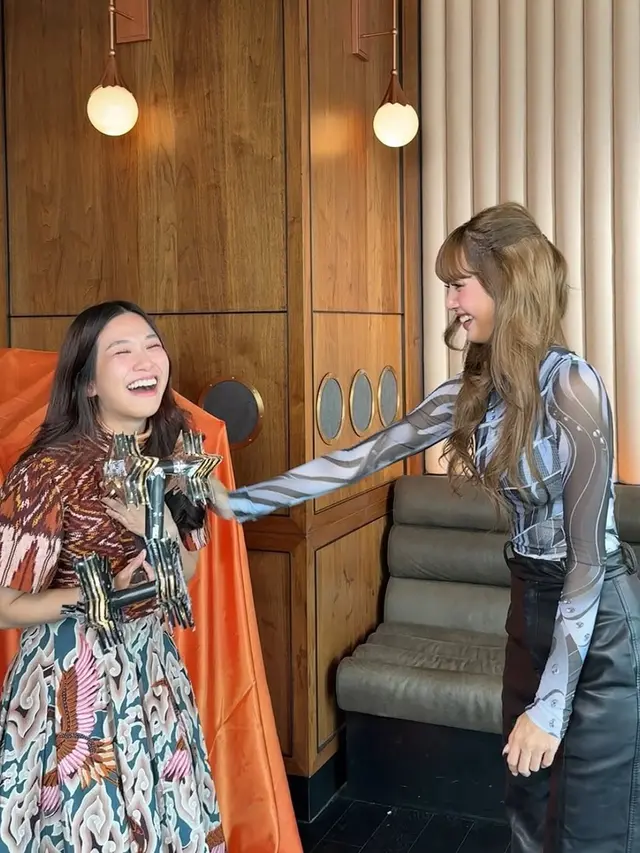 6 Potret Irene Suwandi Bertemu Lisa BLACKPINK, Bawa Karya Lightstick ...