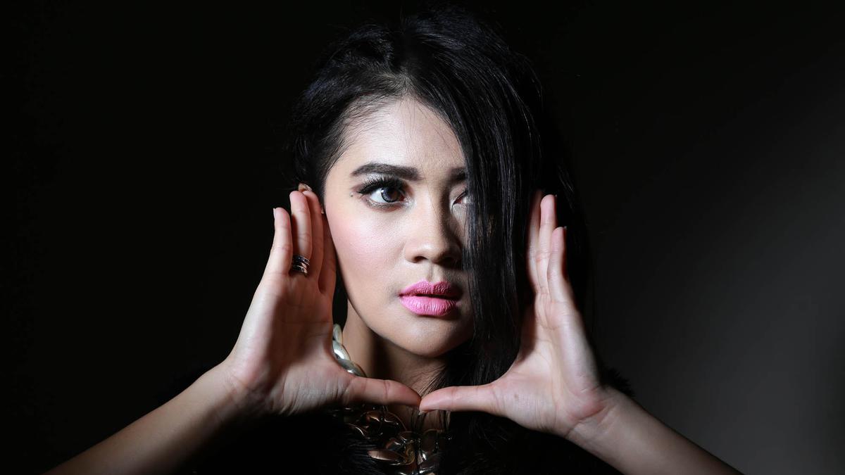 Jurus Jitu Indah Dewi Pertiwi Usir Demam Panggung