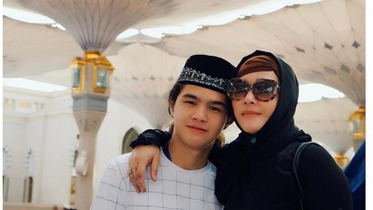 Maia Estianty Umrah, Netizen Minta Tetap Pakai Hijab - Entertainment Fimela.com