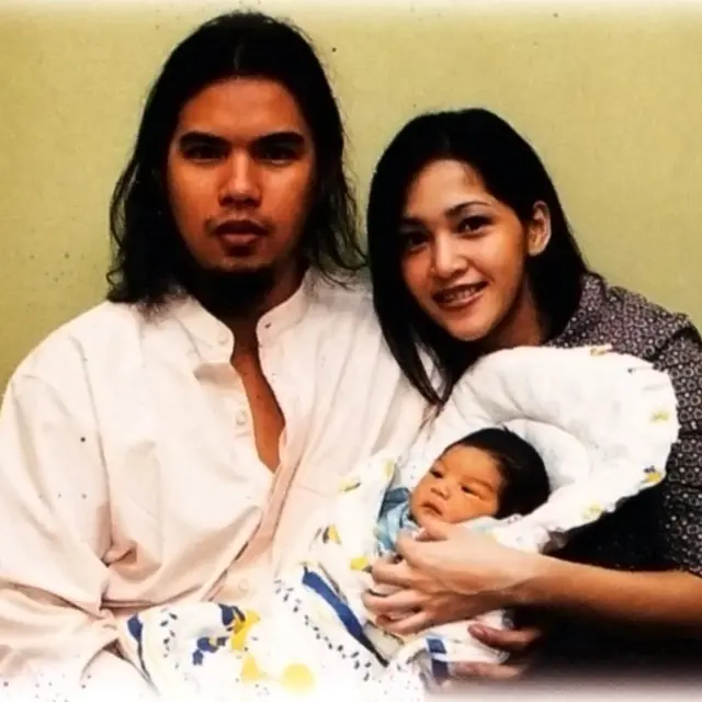 El Rumi Unggah Foto Bersama Ayah dan Bundanya 25 Tahun Lalu, Begini ...