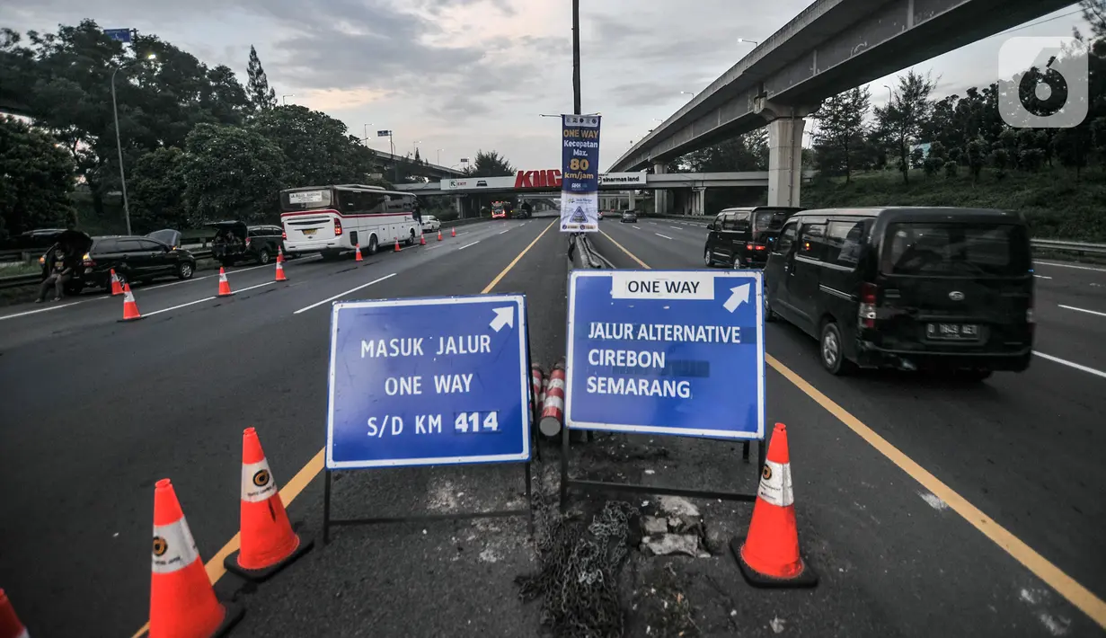 FOTO: Urai Kemacetan, Tol Jakarta - Cikampek Diberlakuan Sistem One Way ...
