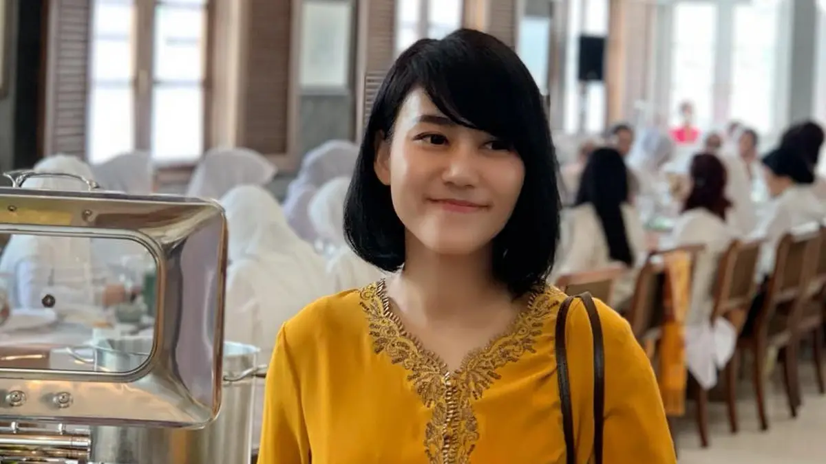 5 Potret Cantik Sandhyca Putrie, Ajudan dari Iriana Jokowi ...