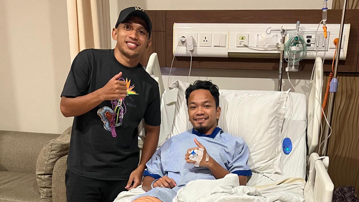 Momen Sahabat Sejati, Irfan Jaya Jenguk Muhammad Hidayat Pasca Operasi Cedera