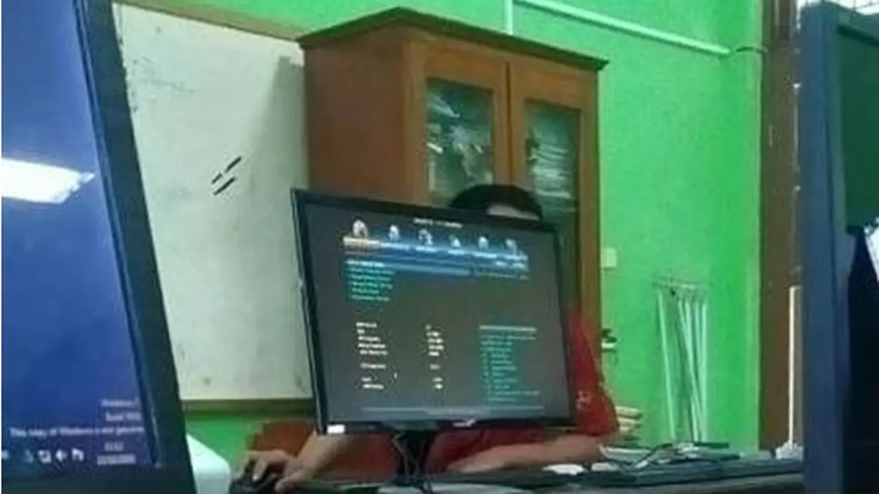 6 Aksi Kocak Guru saat Mengajar di Kelas Ini Bikin Kangen Sekolah - Hot ...