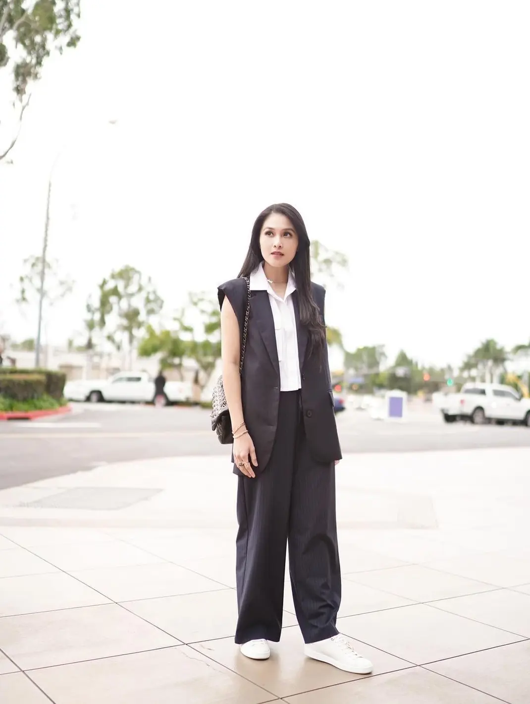 10 Potret OOTD Sandra Dewi yang Pancarkan Pesona Mahal, dari Gaya Ngantor hingga Tampilan Bak ...