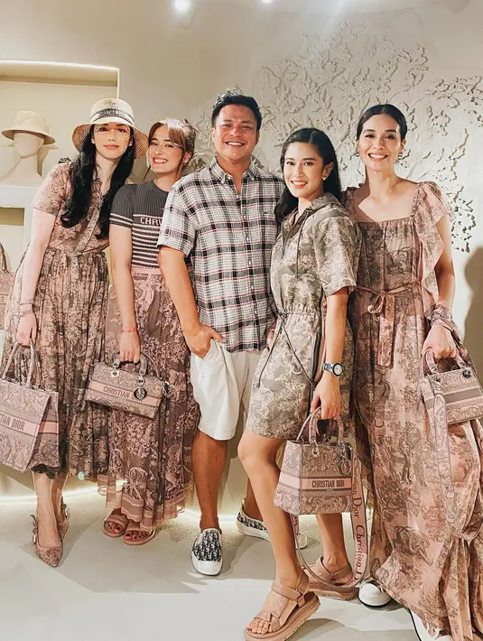 Adu Gaya Elegan Dian Sastrowardoyo, Marsha Timothy, Velove Vexia, dan Mawar Eva Kenakan ...