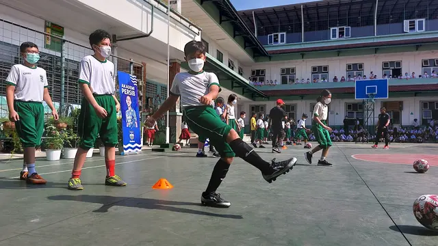 Melalui Program Persib Goes to School, Duo Eks Maung Bandung Berbagi ...
