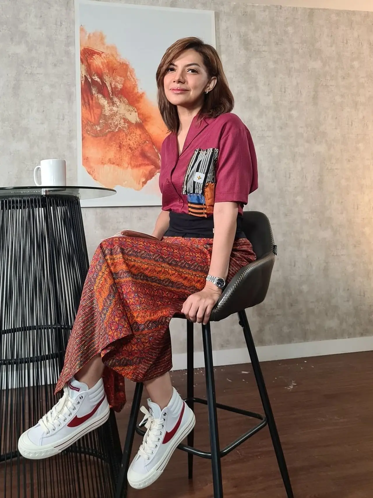 8 Ide Padu Padan Kain Nusantara dengan Gaya Fashion Modern ala Najwa Shihab