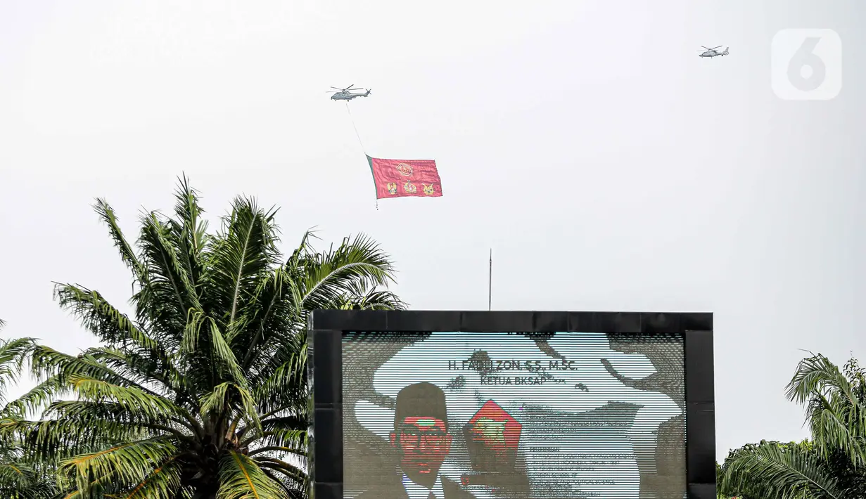 FOTO: HUT ke-76 TNI, Bendera Merah Putih Raksasa Berkibar di Langit ...