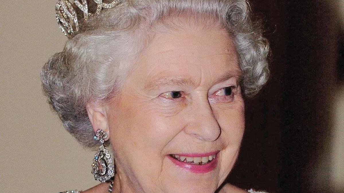 5 Perhiasan Mahkota Inggris Raya Ratu Elizabeth Paling Terkenal dan ...
