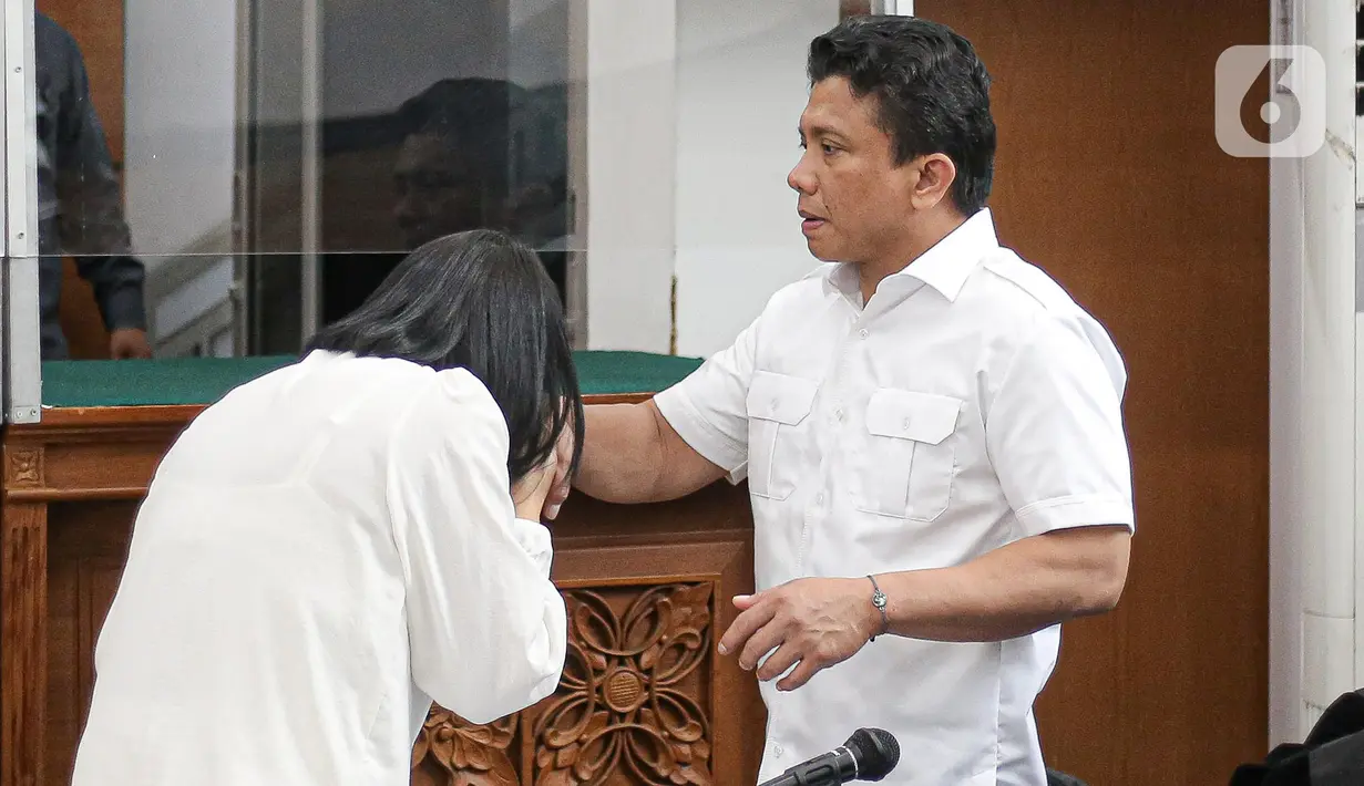 Peluk Cium Ferdy Sambo Untuk Putri Candrawathi Sebelum Sidang Lanjutan