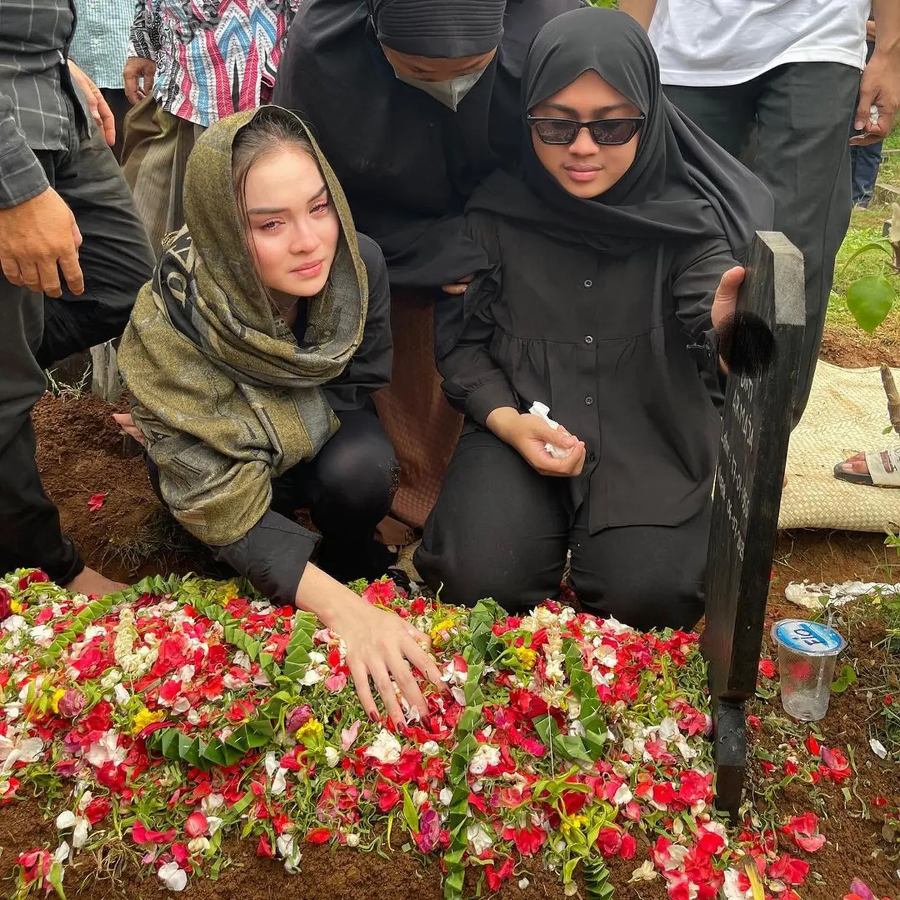 Elina Joerg Berduka Sang Mimih Meninggal Dunia, Bintang Mermaid In Love Nangis di Makam ...