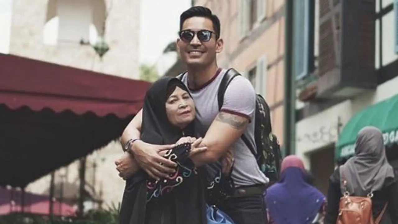 Potret Kebahagiaan Robby Purba Bersama Sang Bunda - Entertainment ...