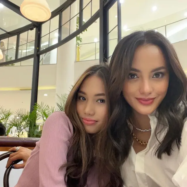 6 Potret Ririn Ekawati Bareng Putri Sulungnya yang Jarang Tersorot, Bak Kakak Adik - Hot ...