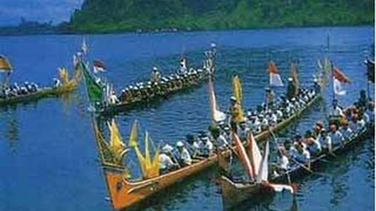 Lomba Perahu Belang di Sail Banda
