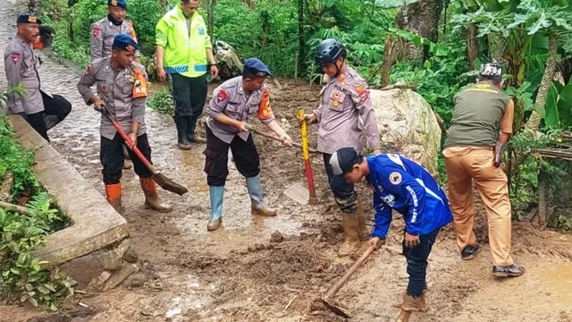 Brimob Polda Jatim Diterjunkan Bersihkan Material Longsor di Silo ...