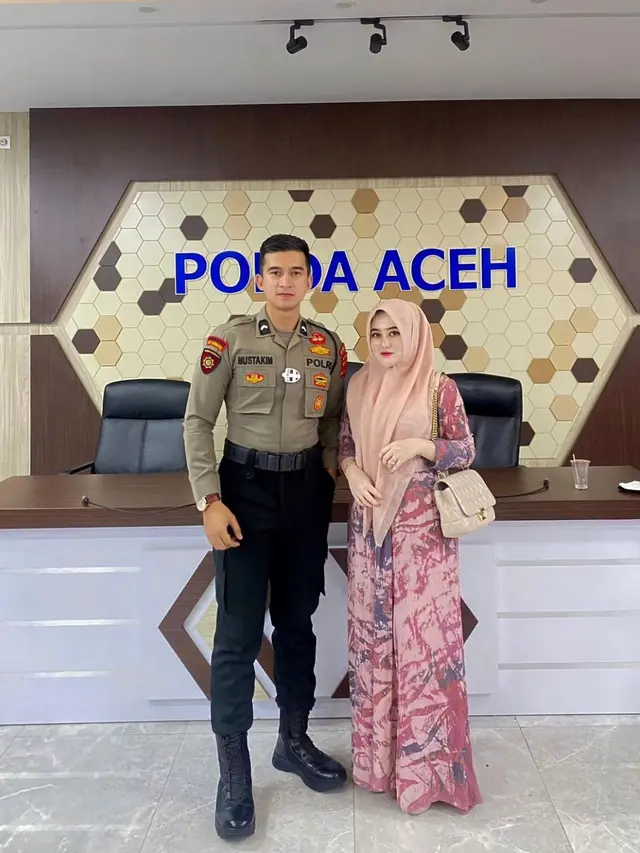 Pasangan Sempurna, Inilah Potret Briptu Mustakim Bareng Istri Cantiknya - Citizen6 Liputan6.com