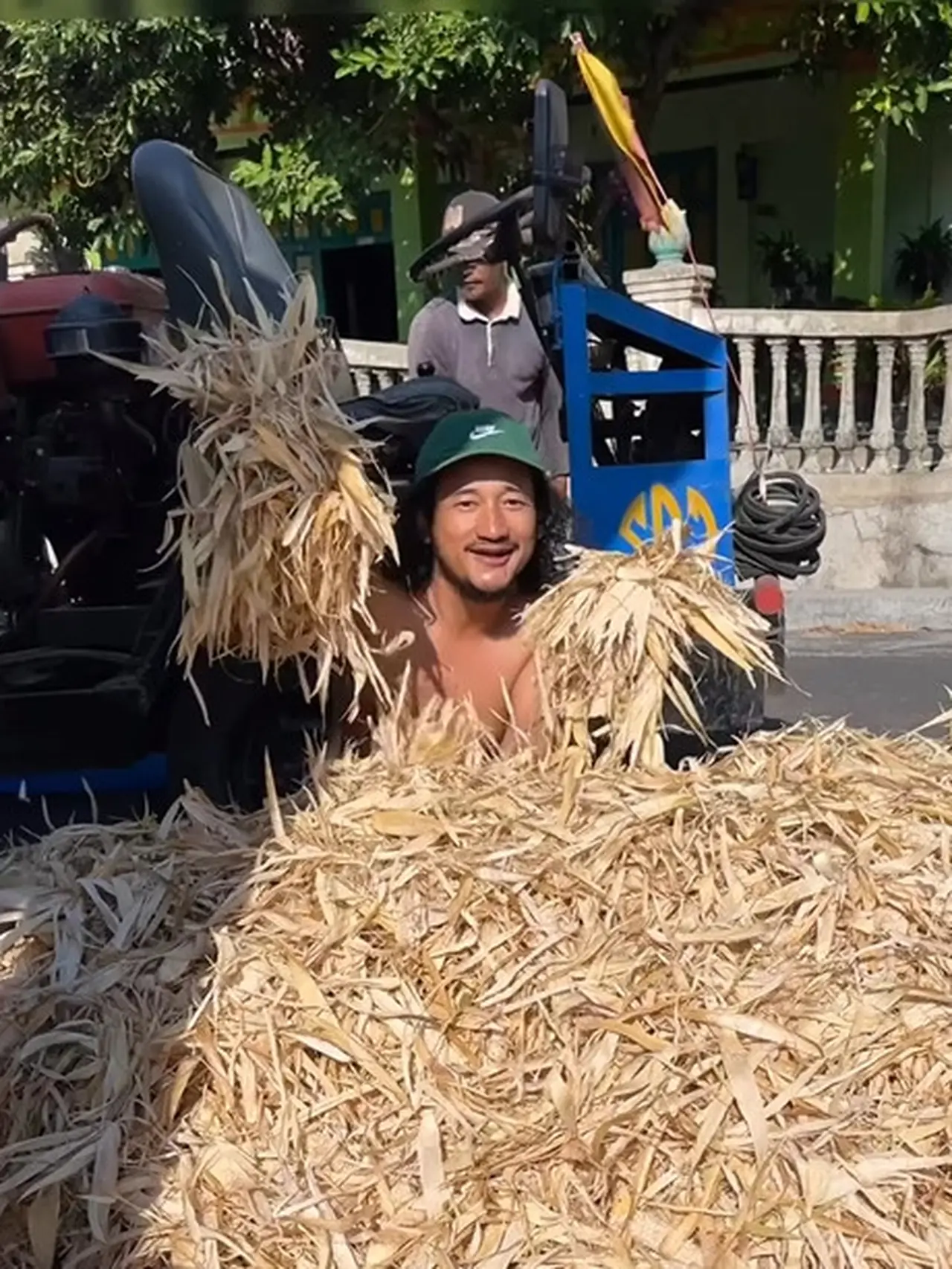 7 Potret Isa Bajaj Nikmati Hidup Di Kampung Halaman, Bercocok Tanam dan ...