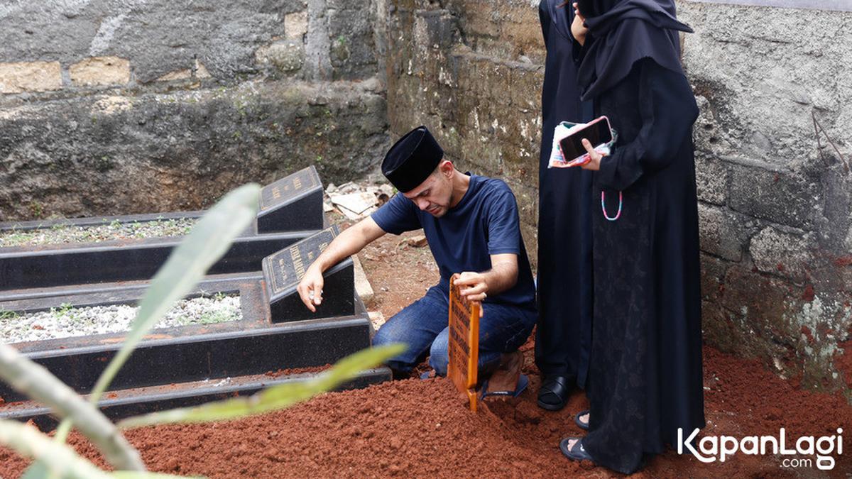 Tangis Ramzi Pecah di Atas Pusara Sang Ibu, Potret Suasana Pemakaman ...