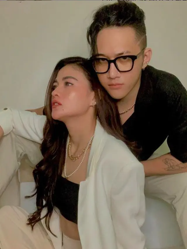 Dikabarkan Balikan, Ini 6 Potret Mesra Dicky SMASH dan Hesty Klepek-Klepek - Hot Liputan6.com