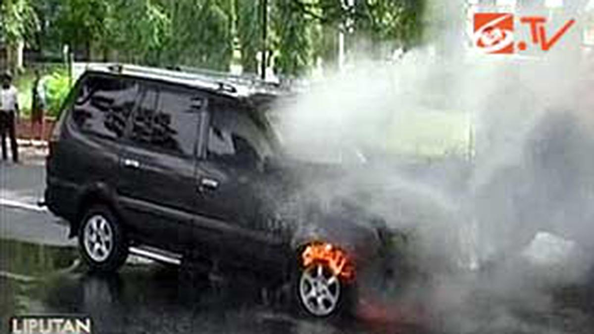 Mobil Minibus Terbakar di Tengah Jalan - News Liputan6.com