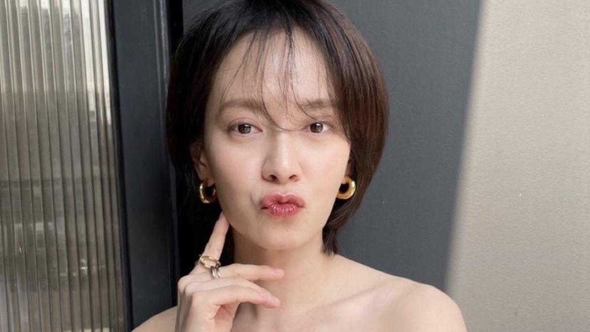 6 Gaya Song Ji Hyo Tampil Segar dengan Rambut Pendek, Kenakan Korset ...