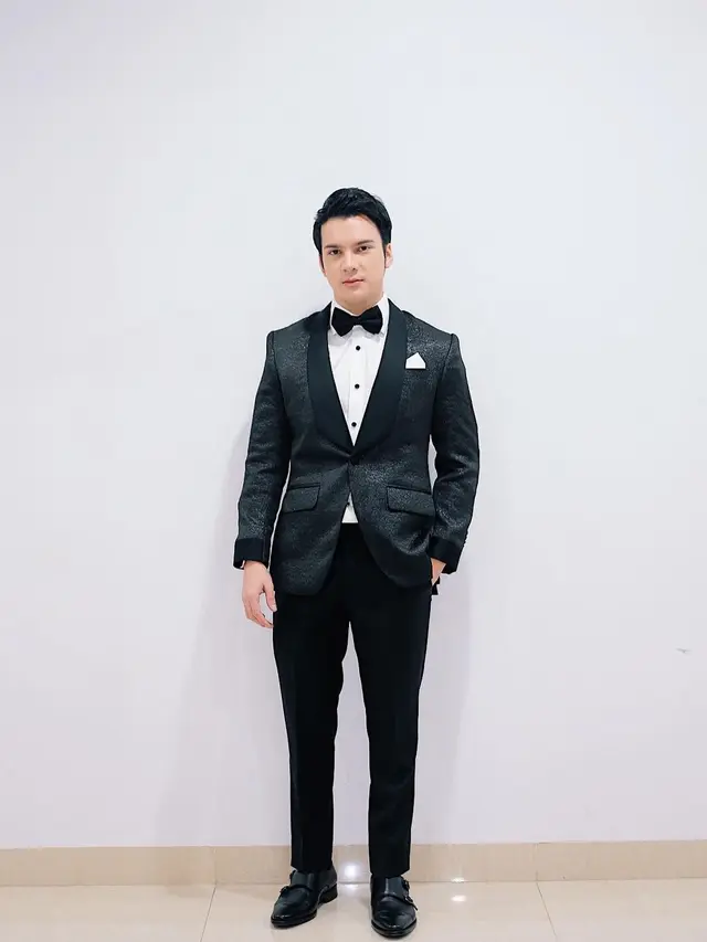 Penampilan Endy Arfian Saat Reading Naskah Film Dosen Ghaib, Rambut ...