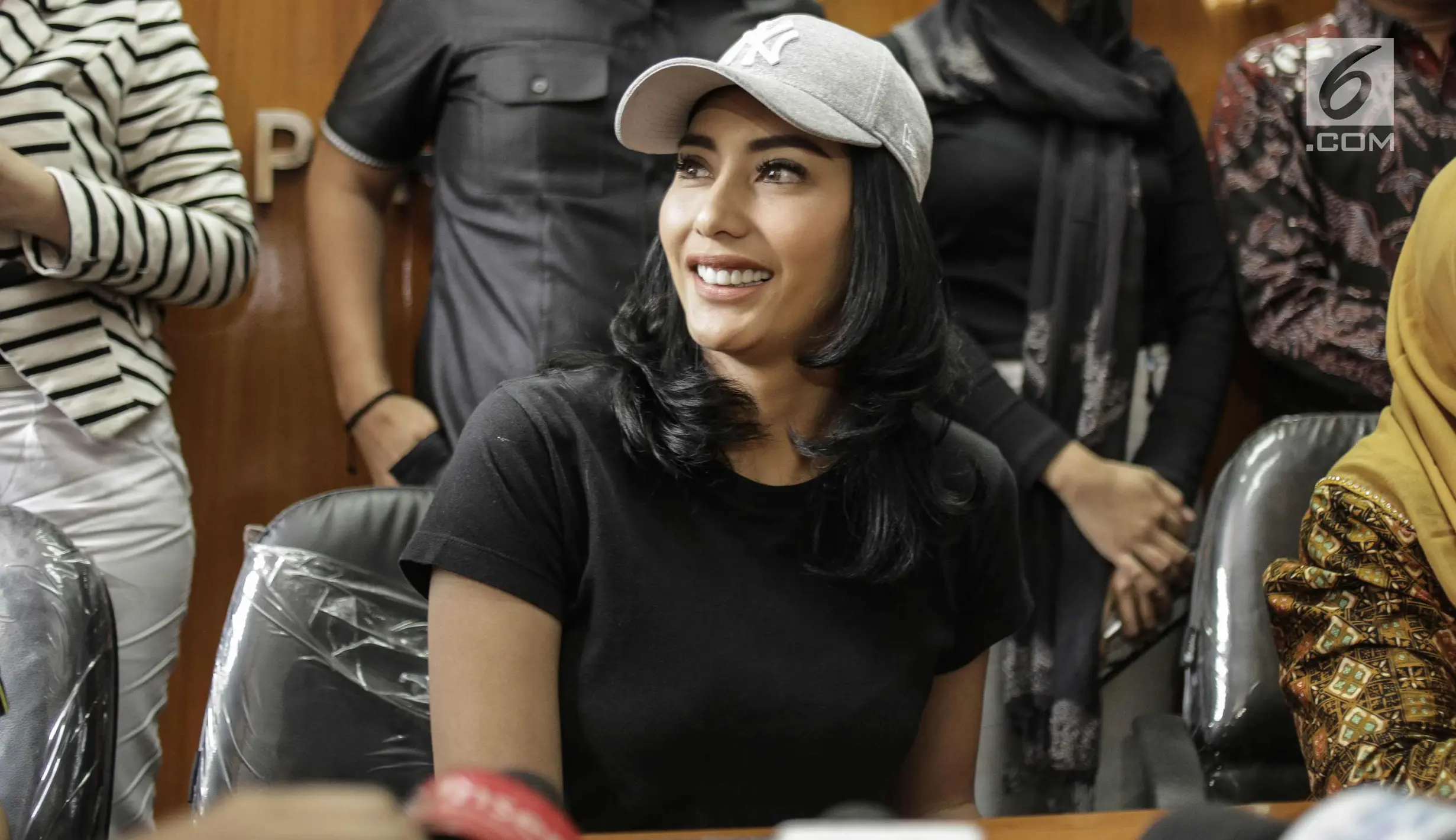 FOTO: Gaya Tyas Mirasih Saat Sambangi KPAI - Foto Liputan6.com