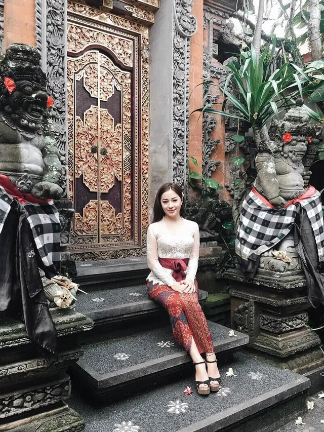 6 Pesona Seleb Indonesia Pakai Adat Kebaya Bali, Makin Anggun - Hot ...