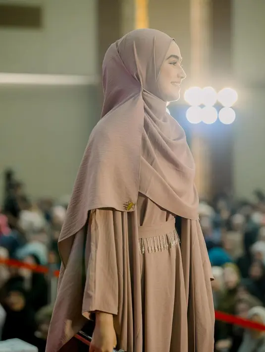 6 Pesona Anggun Meneduhkan Syifa Hadju Pakai Hijab Syar’i di Kajian Hanan Attaki - Photo Fimela.com