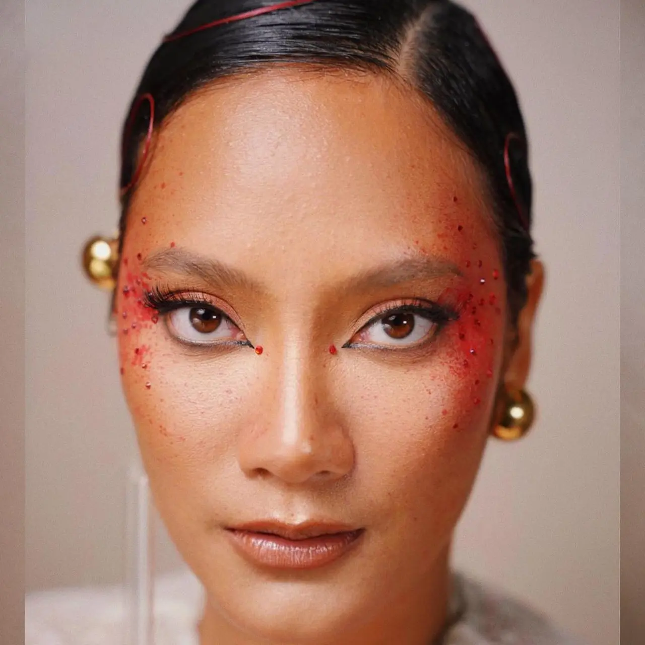 6 Potret Detail Makeup dan Penampilan Tara Basro di Gala Premiere ...