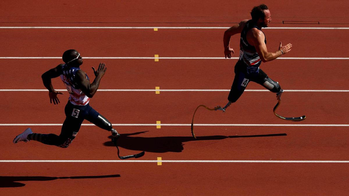 PHOTO: Mengenal Luke Sinnott, Pelari dengan Dua Kaki Palsu Asal Inggris ...