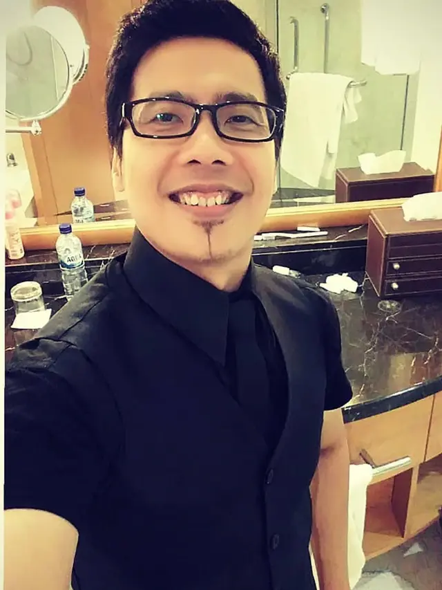 7 Potret Terbaru Joe Sandy The Master, Masih Single di Usia 46 Tahun ...