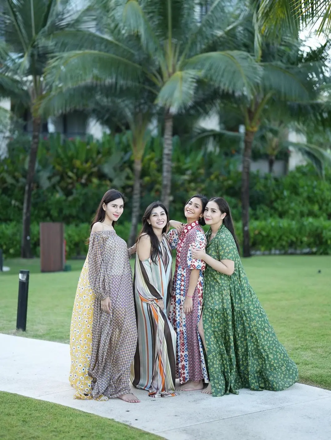 8 Gaya Kompak Dua Adik Raffi Ahmad Syahnaz Sadiqah dan Nisya Ahmad ...