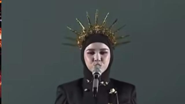 6 Potret Tiara Andini Memesona dengan Hijab dan Kebaya Janggan Modifikasi di Pembukaan PON Aceh