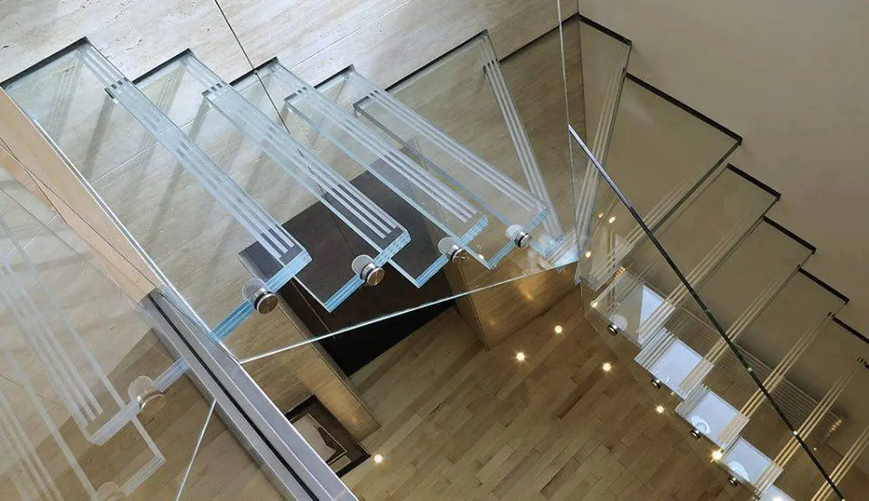 Tangga Transparan dari Kaca Bikin Suasana Rumah Makin Elegan