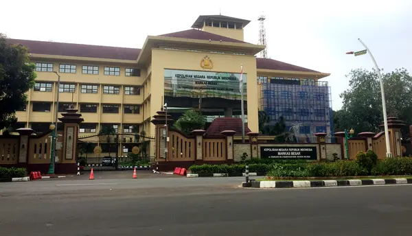 Aksi Berani Emak-Emak Kerudung Pink di Tengah Ricuh Demo Depan DPR Mencuri Perhatian - News ...