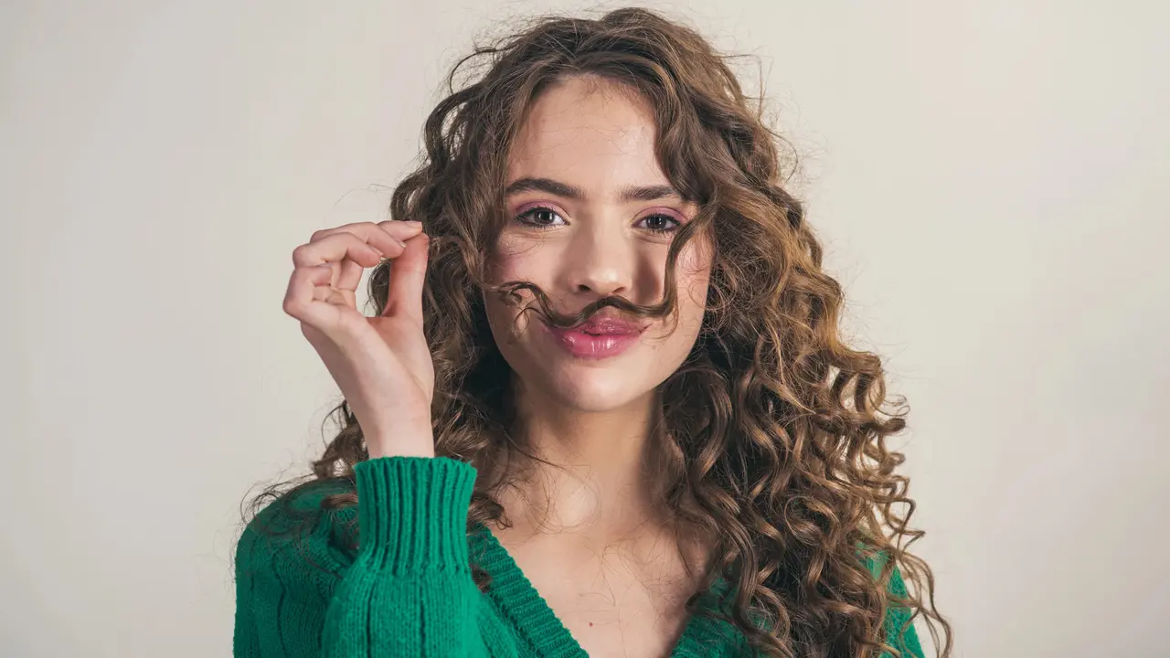 Cara Merawat Rambut Keriting Biar Nggak Kusut dan Tetap Menawan ...