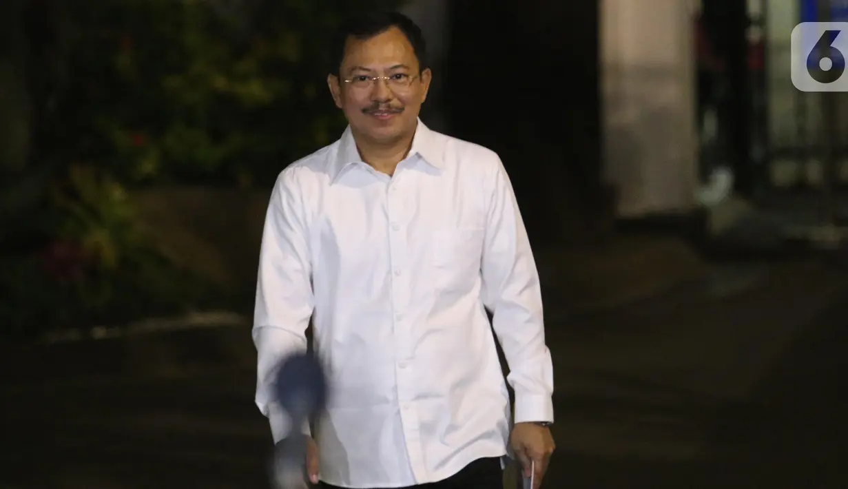 FOTO: Dokter Terawan Tinggalkan Istana dengan Senyum - Foto Liputan6.com