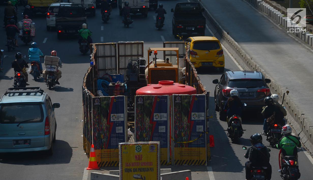 FOTO: Ada Galian Kabel di Tengah Jalan Gajah Mada, Arus Lalu Lintas ...