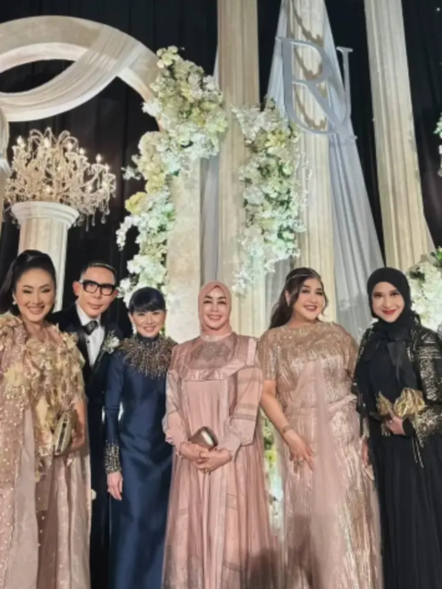 Pilihan Gaya Paramitha Rusady saat Kondangan, Tampil Cantik Awet Muda ...