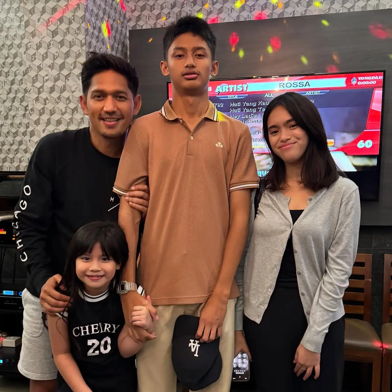 Sudah 18 Tahun, Ini 6 Potret Dhofin Anak Ibnu Jamil Bareng Ayah dan Keluarga Sambungnya - Hot ...