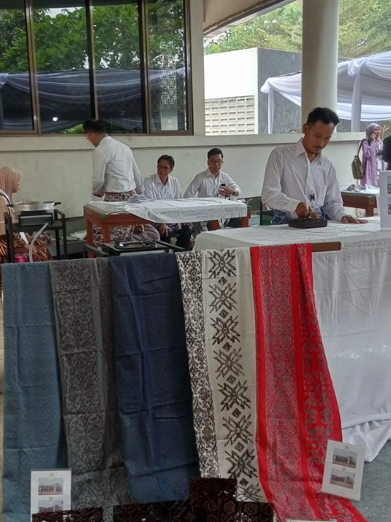 Alleira Batik Rilis Kain Batik Berciri Khas Suku Minahasa - Fashion ...