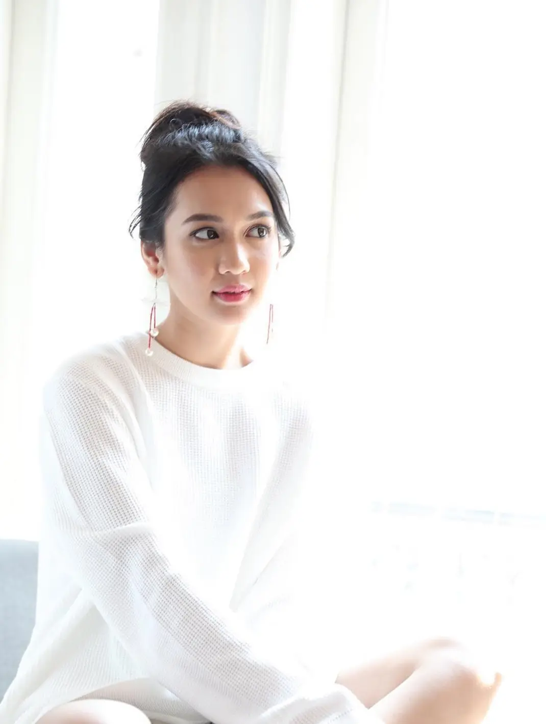 FOTO: Gaya Dea Annisa Dalam Busana White On White Ini Makin Menawan ...