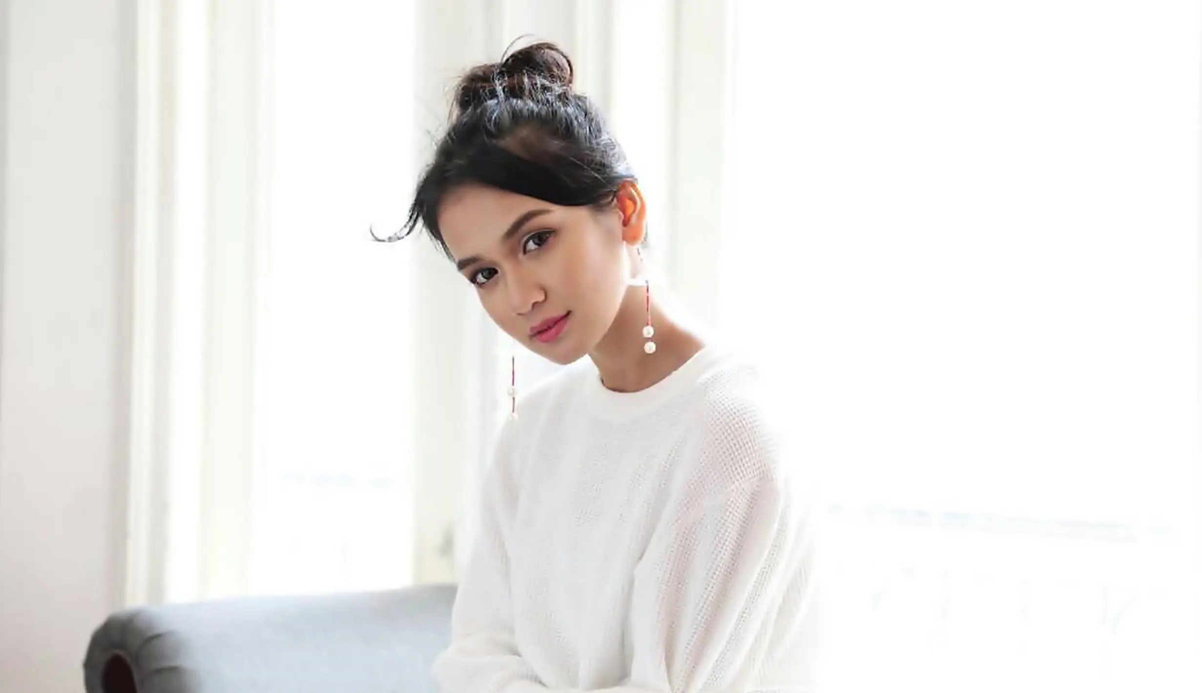 FOTO: Gaya Dea Annisa Dalam Busana White On White Ini Makin Menawan ...