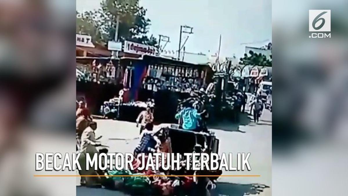 VIDEO: Kelebihan Muatan, Becak Motor Jatuh Terbalik - Otomotif Liputan6.com
